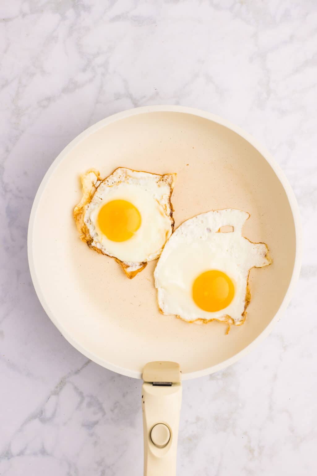 Avocado Egg Breakfast Sandwich - EASY GOOD IDEAS
